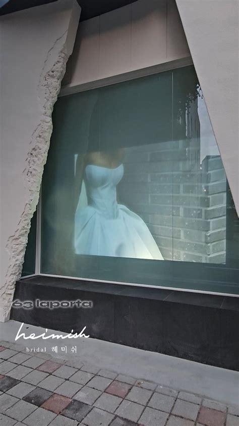 브라이덜헤미쉬 브라이덜헤미쉬 이븐모어 모던한 디자인을 디테일로 살려준 실크드레스 코르셋 벨라인 다운웨스트라인의