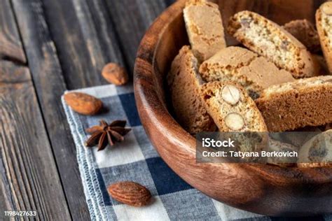 전통적인 이탈리아 어 크리스마스 새해 건조 쿠키 비스킷 비스코티 칸투치니 비스코티 디 프라토 나무 그릇에 맨 위 보기 0명에 대한 스톡 사진 및 기타 이미지 Istock