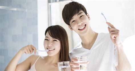 이빨 색이 먹은 뒤 입을 헹궈야 하는 식품들