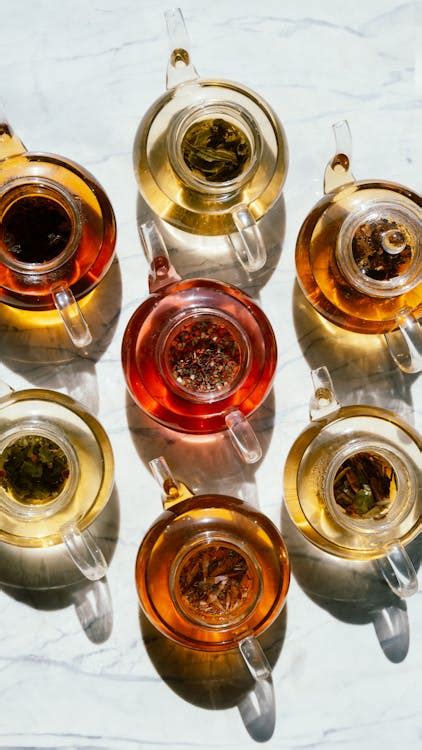 유리 냄비에 담긴 다양한 허브 주입 · 무료 스톡 사진