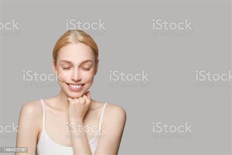 귀여운 미소를 가진 행복한 쾌활한 모델 눈을 감고 포즈를 취하는 신선한 피부를 가진 건강한 여성 페이셜 트리트먼트 스킨케어 미용 개념 20 24세에 대한 스톡 사진 및 기타