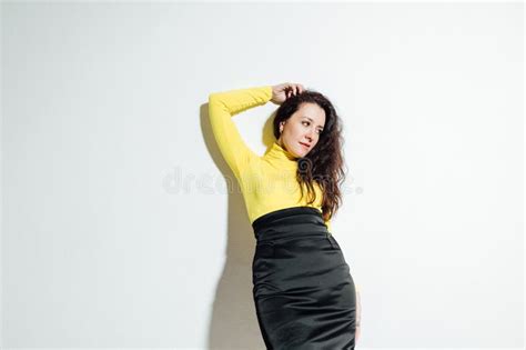 Linda Mulher Morena Se Posando Contra Uma Parede Branca Foto De Stock