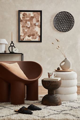 창의적인 안락의자 커피 테이블 푸프 모의 포스터 프레임 및 크리에이티브 디자인 개인 액세서리가 있는 우아한 거실 인테리어 구성 공간을 복사합니다 템플릿입니다 N 0명에 대한