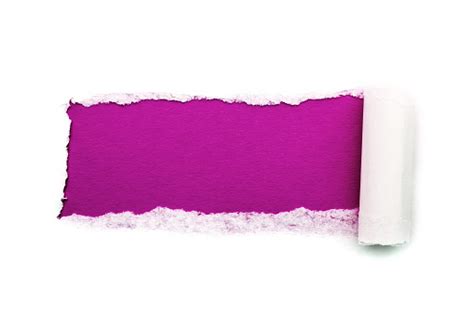 흰색 배경에 찢어진 가장자리가 있는 흰색 용지의 구멍으로 내부에 부르고뉴 색 종이 배경이 있습니다 좋은 날카로운 종이 질감 0명에 대한 스톡 사진 및 기타 이미지 Istock