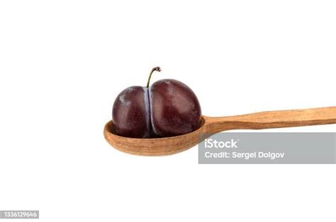 잘 익은 매화품종은 흰색 배경에 고립된 나무 숟가락에 카바르딘카를 구사한다 0명에 대한 스톡 사진 및 기타 이미지 0명 건강한 식생활 계절 Istock