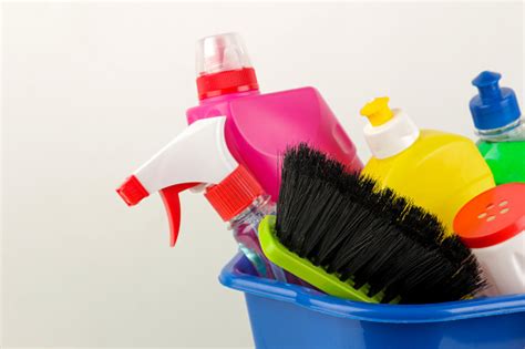 밝은 배경에 양동이에 세제와 청소 도구가 있는 병 청소 청소 제품 0명에 대한 스톡 사진 및 기타 이미지 0명 가사 집안일 가정 생활 Istock