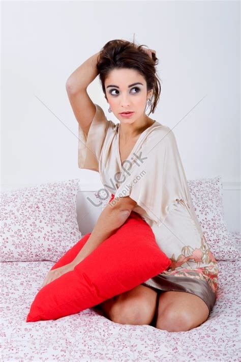 침대에서 젊고 아름다운 관능적 인 여성의 사진 사진 무료 다운로드 Lovepik