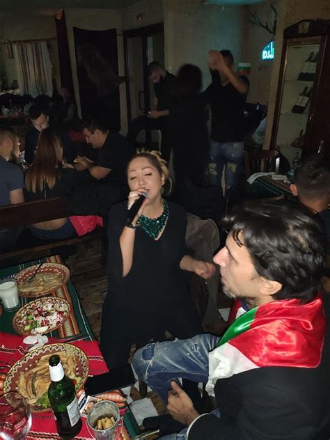 Ето ги лицата на протеста близки са с Радев носят нацистки свастики и размахват среден пръст