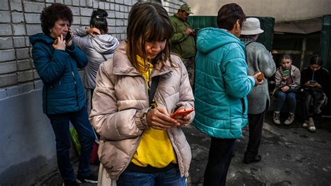 Makeshift Wifi Spot Reconnects Shattered Ukraine City Tech News Ht Tech