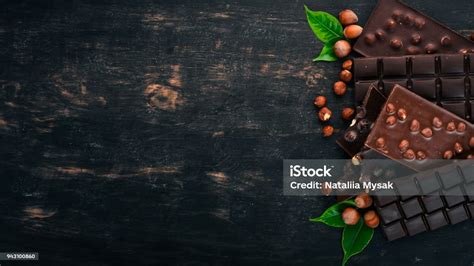 헤 즐 넛 너트와 다크 초콜릿입니다 카 카오입니다 에 나무 배경 최고의 볼 수 있습니다 텍스트에 대 한 공간을 복사 합니다 0명에 대한 스톡 사진 및 기타 이미지 Istock