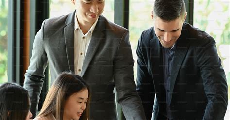 회의실에서 아이디어를 공유하고 비즈니스 전략을 논의하는 비즈니스 사람들 그룹 사진 Unsplash의 사무실 이미지