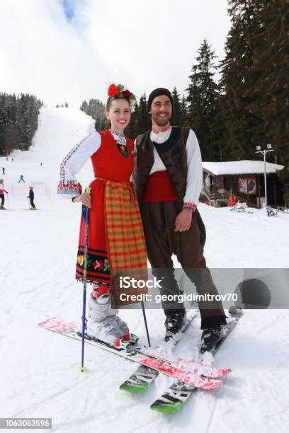Orangorang Berpakaian Dengan Pakaian Tradisional Bulgaria Bermain Ski Dengan Bendera Nasional