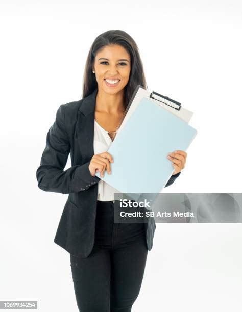 매력적인 라틴 기업 라틴 여자 보고 흥분 하 고 창조적인 성공에 흰색 배경에 고립 일 개념에서 행복 폴더와 서류를 들고의 전체
