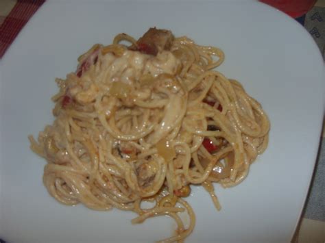 Um Homem Na Cozinha Esparguete Com Atum
