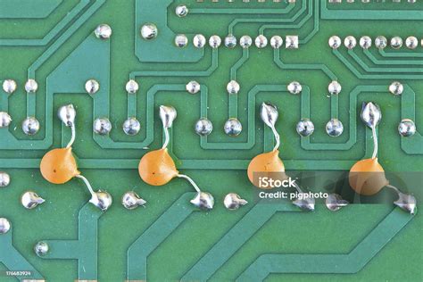 Komponen Elektronik Resistor Dipasang Pada Motherboard Foto Stok Unduh Gambar Sekarang Istock