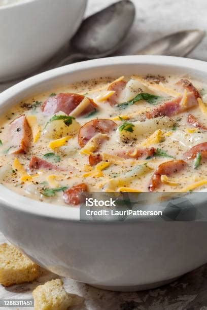 크루통을 곁들인 크리미 한 킬바사 소시지와 감자 치즈 수프 감자 수프에 대한 스톡 사진 및 기타 이미지 감자 수프 소시지