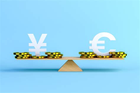 연한 파란색 배경에 금화 위에 유로와 엔 또는 위안 기호가 있는 균형 잡힌 나무 저울 세계 경제 환전 금융 또는 투자를 설명하는