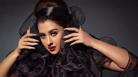 Bubly বাড়ির বারান্দায় দাঁড়িয়ে শাকিবের প্রাক্তন বুবলিকে দেখতে গাছে উঠে উঁকি ঝুঁকি অনুরাগীর