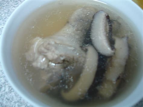 香菇雞湯、蝦蝦茶碗蒸┃自製料理。湯鮮味濃、肉嫰好吃，海味茶碗蒸自己做 米寶麻幸福滿載
