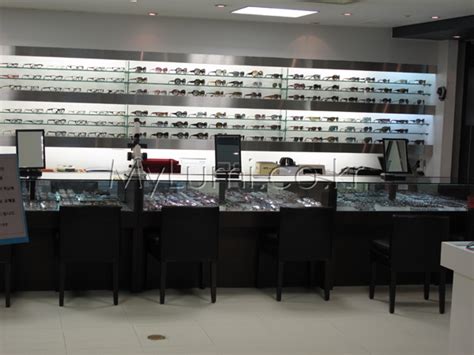 안경점에 조명용으로 설치된 제품 디스플레이용 Led바 설치사례 Lumispace