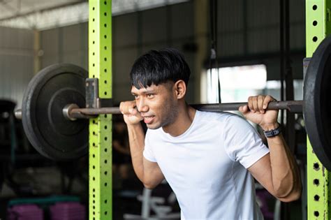 웰빙 및 근력 운동 체육관에서 바벨로 스쿼트를 수행하는 젊은이 Mental Wellbeing에 대한 스톡 사진 및 기타 이미지 Mental Wellbeing 개선