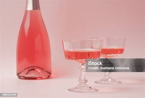 파스텔 핑크 배경에 크리스탈 안경 2개와 장미 스파클링 와인 또는 샴페인 한 병 복사 공간이 있는 창의적인 구성 0명에 대한 스톡 사진 및 기타 이미지 Istock