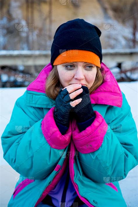 女人 流浪汉 垂直画幅 悲痛 含酒精饮料 户外 白人 仅成年人 俄罗斯素材 花瓣网