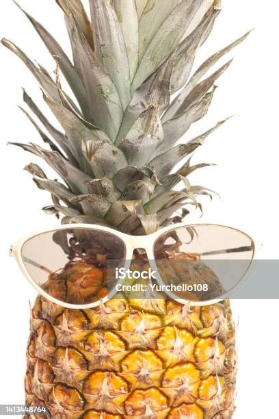 선글라스를 착용한 파인애플 건강한 개념을 먹는 여름 휴가 휴가 0명에 대한 스톡 사진 및 기타 이미지 0명 감귤류 과일