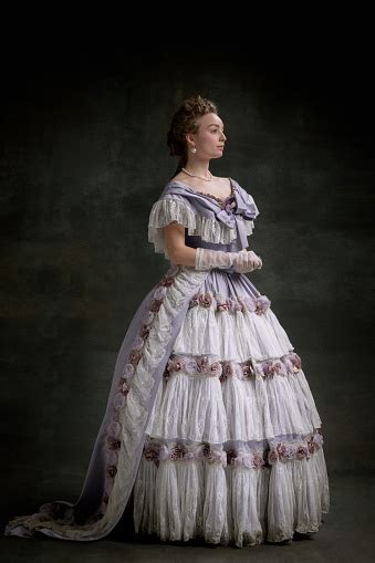 어두운 배경에 고립 된 르네상스 스타일의 드레스에서 중세 왕실 사람의 이미지에 젊은 사랑스러운 소녀의 전체 길이 빈티지 초상화 시대의 비교 드레스에 대한 스톡 사진 및 기타