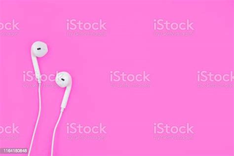 복사 공간과 클리핑 경로가있는 분홍색 배경의 흰색 이어폰 플랫 레이 맨 위 보기 전기 플러그에 대한 스톡 사진 및 기타 이미지 전기 플러그 헤드셋 0명 Istock