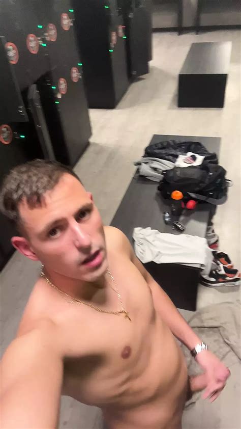 Deutscher Junge wichst Nackt in Öffentlicher Umkleide Fitnessstudio xHamster