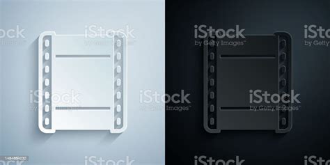 종이 컷 재생 비디오 아이콘은 회색과 검은색 배경에 분리되어 있습니다 필름 스트립 기호입니다 종이 아트 스타일 벡터 3차원 형태에 대한 스톡 벡터 아트 및 기타 이미지