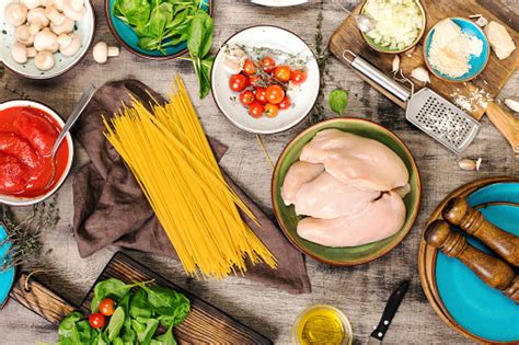 파스타 를 준비하기위한 재료와 원시 이탈리아 스파게티 가정 주방에 대한 스톡 사진 및 기타 이미지 가정 주방 가정의 방 강판 Istock