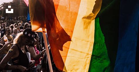 십자가가 달린 노란색과 빨간색 가운을 입은 사람 사진 Unsplash의 무료 베를린 이미지