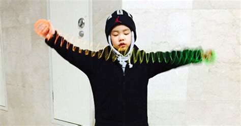 타블로 딸 이하루 스프링 장난감 놀이 삼매경 힙합 느낌 제대로~