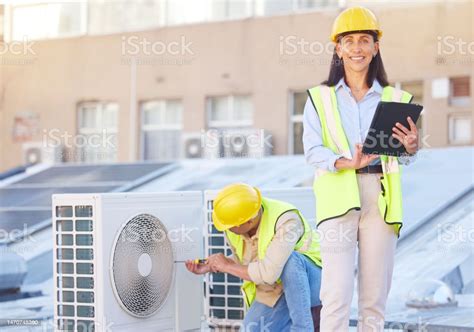 에어컨 건물 유지 보수 및 태블릿과의 팀워크 엔지니어 팀과의 미소 및 개발 엔지니어링 남자 수리 여자 및 디지털 기술 초상화와 Ac 수리를 위한 협력 건설 산업에 대한 스톡