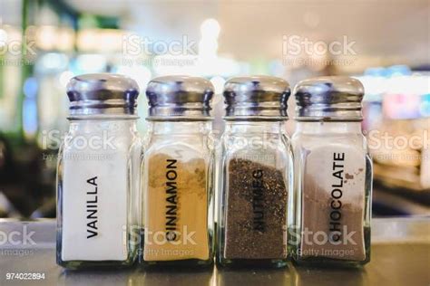 바닐라 계 피 육 두 구 초콜릿을 포함 하 여 커피가 게에는 커피 첨가제 0명에 대한 스톡 사진 및 기타 이미지 0명 기업