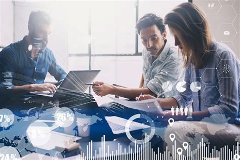 디지털 도표 그래프 인터페이스 가상 스크린 배경 흐리게에 연결 아이콘의 개념 현대 Coworking 스튜디오에서 함께 일 하는 세 젊은 동료의 그룹 수평 데이터에 대한 스톡