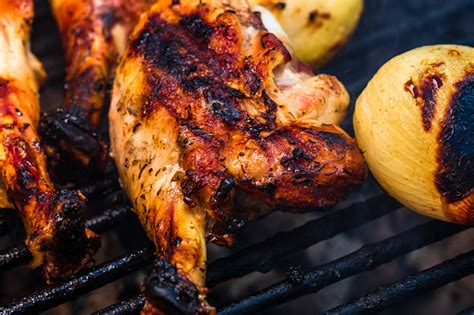 숯 불의 바베크에 구운 치킨 스테이크와 고기 롤 캠핑 맛있는 바베큐 음식 컨셉 그릴 음식 그릴에 음식의 세부 사항의 최고 전망 가금류에 대한 스톡 사진 및 기타 이미지