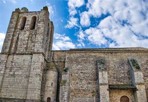 17세기로 거슬러 올라가는 발라돌리드 주 몬테알레그레 드 캄포스에 있는 성 베드로 교회 0명에 대한 스톡 사진 및 기타 이미지 0명 17세기 건물 외관 Istock
