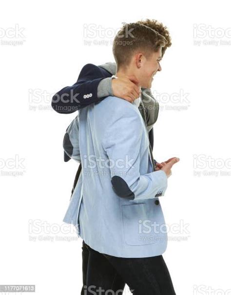 허리 까지 2 인 1 명의 십대 소년 1 명의 십대 소년 1 819 세 2029 세 성인 잘 생긴 남성 젊은 남성 형제 우정 소년 십대 소년 힙스터 사람 사업가 사업가 18