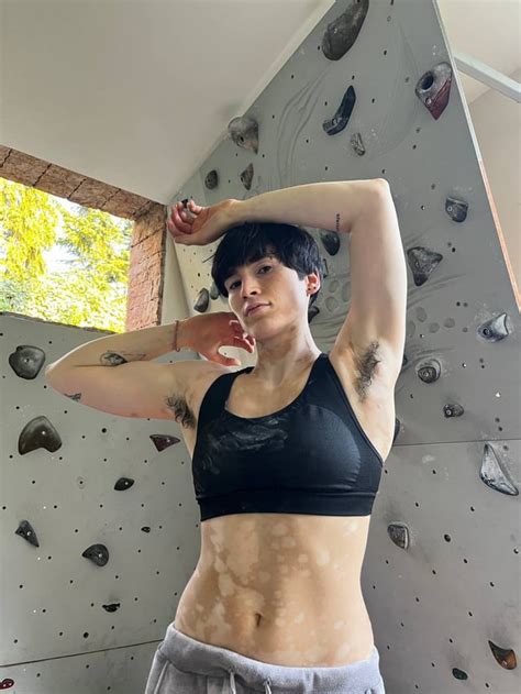 Sweaty armpits 🔥 : r/armpitfetish