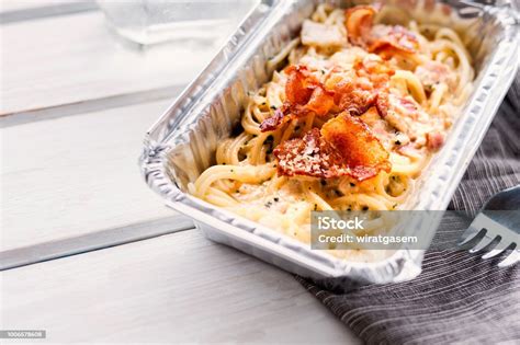 전통 이탈리아 음식 파스타 카르보나라 베이컨 햄과 치즈 스파게티 나무 테이블에 치즈 0명에 대한 스톡 사진 및 기타 이미지 0명 고기 국수 Istock