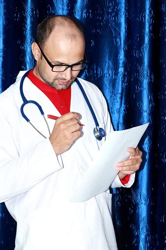 인도 의사는 그의 목에 청진기를 착용하고 의료 보고서를 확인 건강 검진에 대한 스톡 사진 및 기타 이미지 건강 검진 건강 진단 건강관리와 의술 Istock