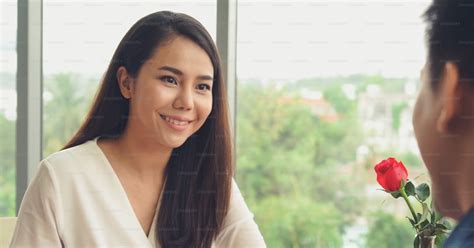 레스토랑에서 점심을 먹는 행복한 낭만적 인 커플 부부 기념일 축하 및 라이프 스타일 사진 Unsplash의 사진술 이미지