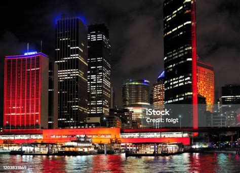생생한 시드니 Nsw 오스트레일리아 동안 다채로운 조명의 원형 부두의 워터 프론트 스카이 라인 뉴사우스웨일스에 대한 스톡 사진 및 기타 이미지 Istock