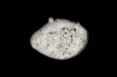 비누 샴푸 또는 샤워 젤의 액체 흰색 거품 추상적인 비눗방울 비눗방울은 대비 질감 배경이 있는 검은색에 분리되어 있습니다 0명에 대한 스톡 사진 및 기타 이미지 Istock