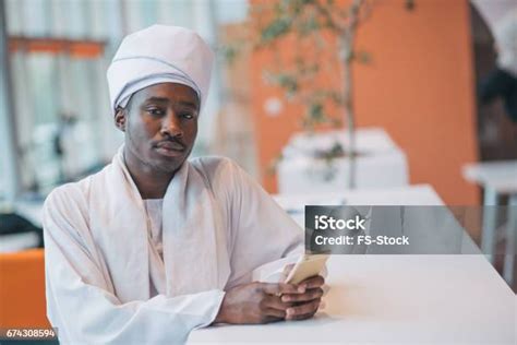 사무실에서 휴대 전화를 사용 하 여 전통적인 복장에서 수단 사업가 아프리카 민족에 대한 스톡 사진 및 기타 이미지 아프리카