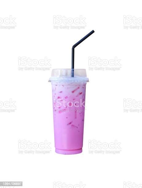 태국 스타일의 아이스 핑크 달콤한 우유와 투명한 플라스틱 유리에 검은 짚은 흰색 배경에 고립 된 테이크 아웃 클리핑 경로 0명에
