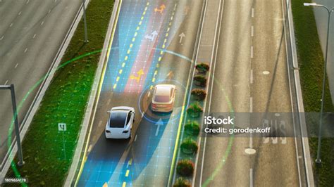 공중 하향식 드론 뷰에 따라 자율 주행 자동차가 도시 고속도로를 통과하여 다른 자동차를 추월합니다 시각화 개념 차량의 전방 도로를 스캔하는 센서 속도 제한 무인자동차에 대한